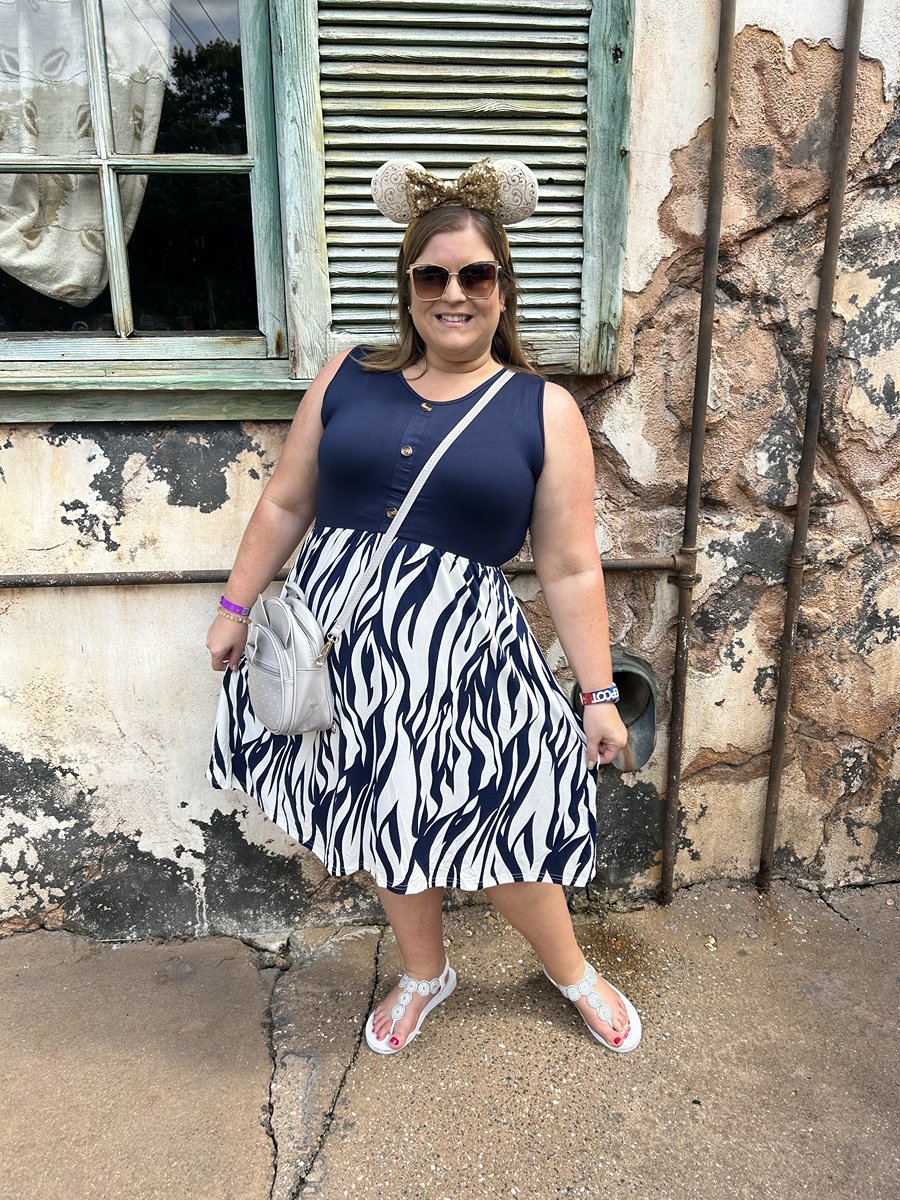What to Wear to Animal Kingdom | Cute & Comfy Outfit Ideas - Moms with ...